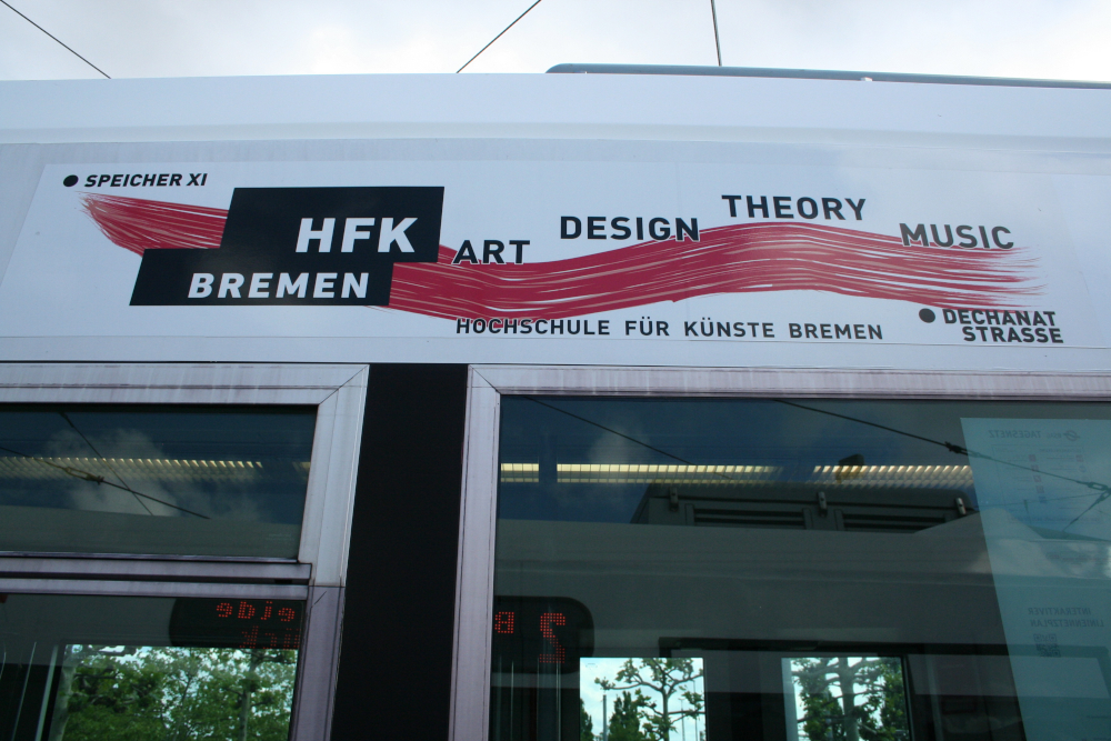 HfK Bremen mit Logo auf „Überseestadtbahn“ vertreten | HfK Bremen